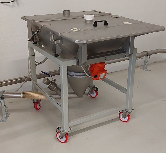 Bag dump station: storage hoppers for efficient bag emptying