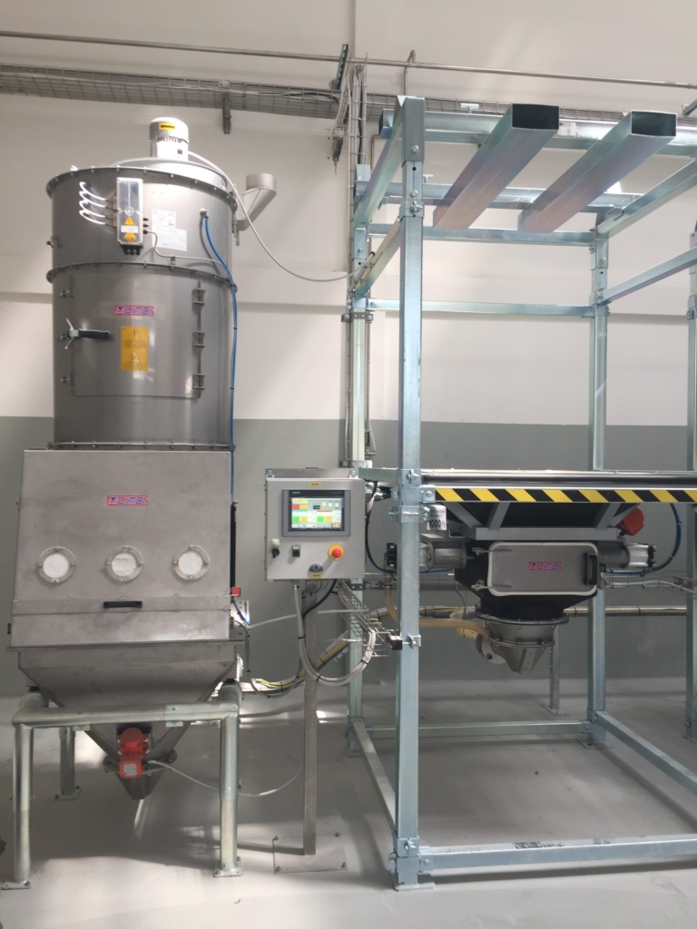 Bag dump station: storage hoppers for efficient bag emptying